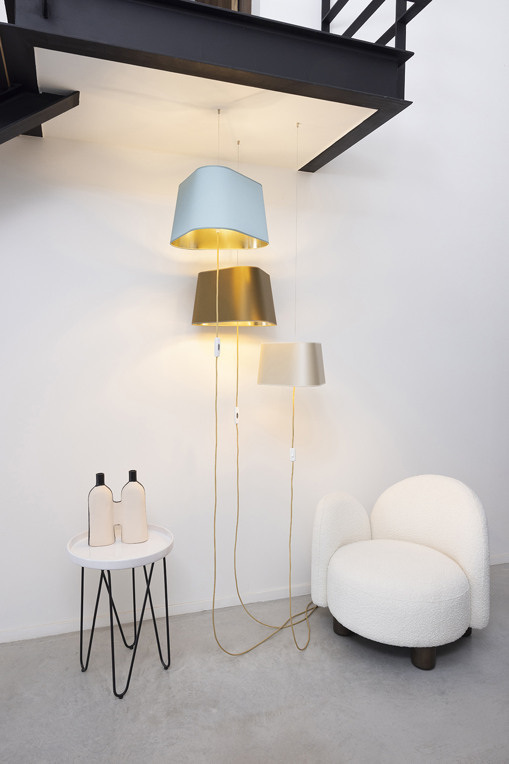 Nomadic Pendant Medium Nuage satin gold & gold fabric interior